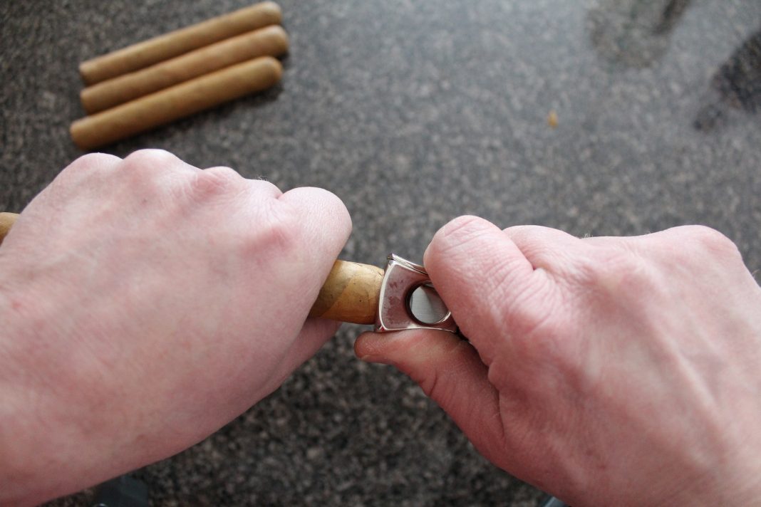 Using a “V” style cigar cutter - Mike's Cigars Blog